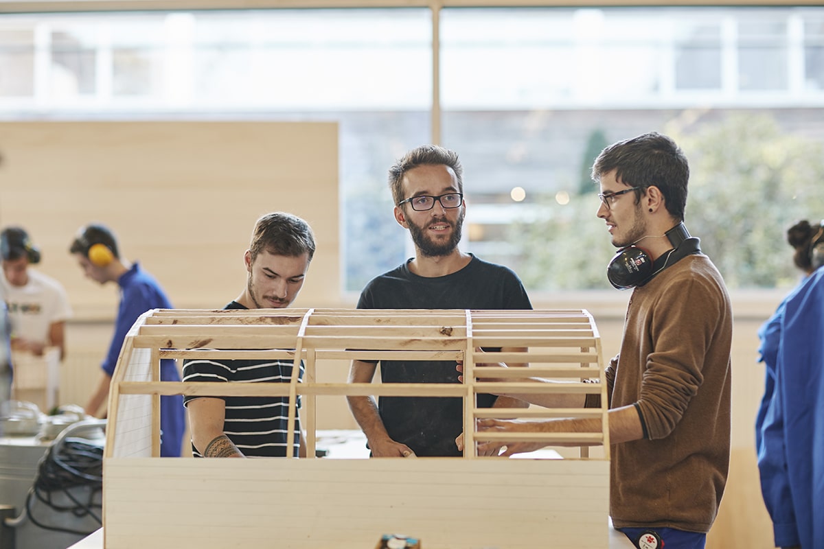 Expérimentation : réalisation de projet concrets en entreprise - ESB